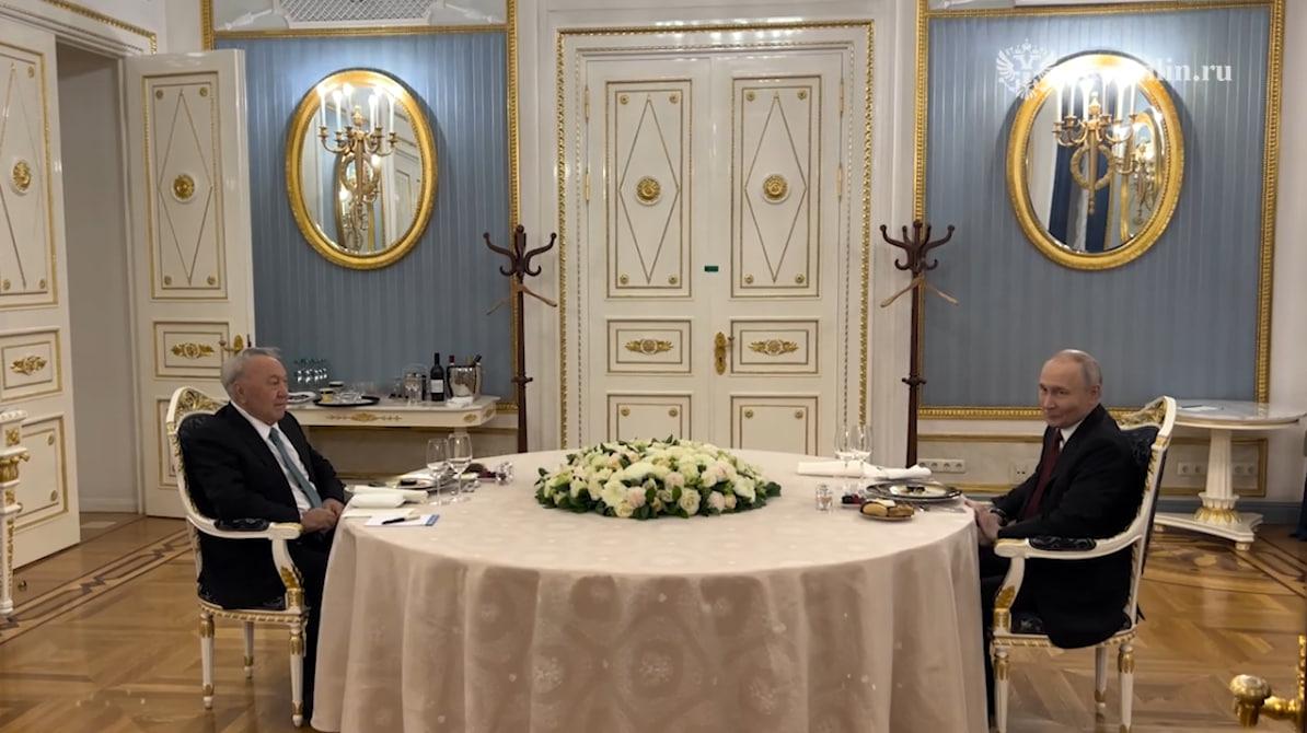 Путин встретился с Нурсултаном Назарбаевым в Кремле...