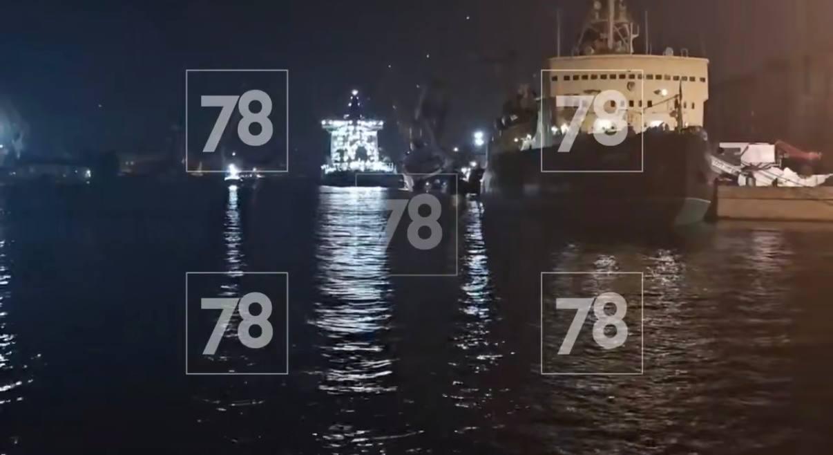 У причала Балтийского завода начало тонуть судно «Капитан Ушак...